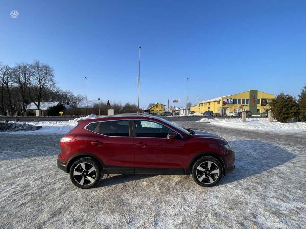 Red Nissan Qashqai 2016 in Taurage, with an engine capacity of 1.60 L and mileage of 190 thousand km for 8800 €, photo 5 on AUTOMOTO.COM.LV