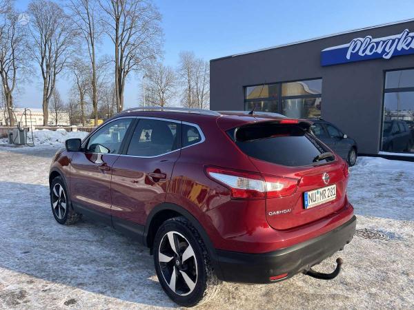 Red Nissan Qashqai 2016 in Taurage, with an engine capacity of 1.60 L and mileage of 190 thousand km for 8800 €, photo 9 on AUTOMOTO.COM.LV