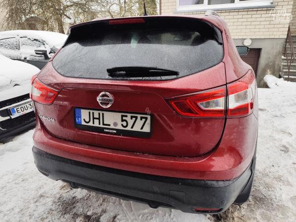 Red Nissan Qashqai 2016 in Telschi, with an engine capacity of 1.20 L and mileage of 145 thousand km for 6500 €, photo 5 on AUTOMOTO.COM.LV
