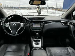 Red Nissan Qashqai 2016 in Riga, with an engine capacity of 1.20 L and mileage of 74 thousand km for 9500 €, photo 5 on AUTOMOTO.COM.LV