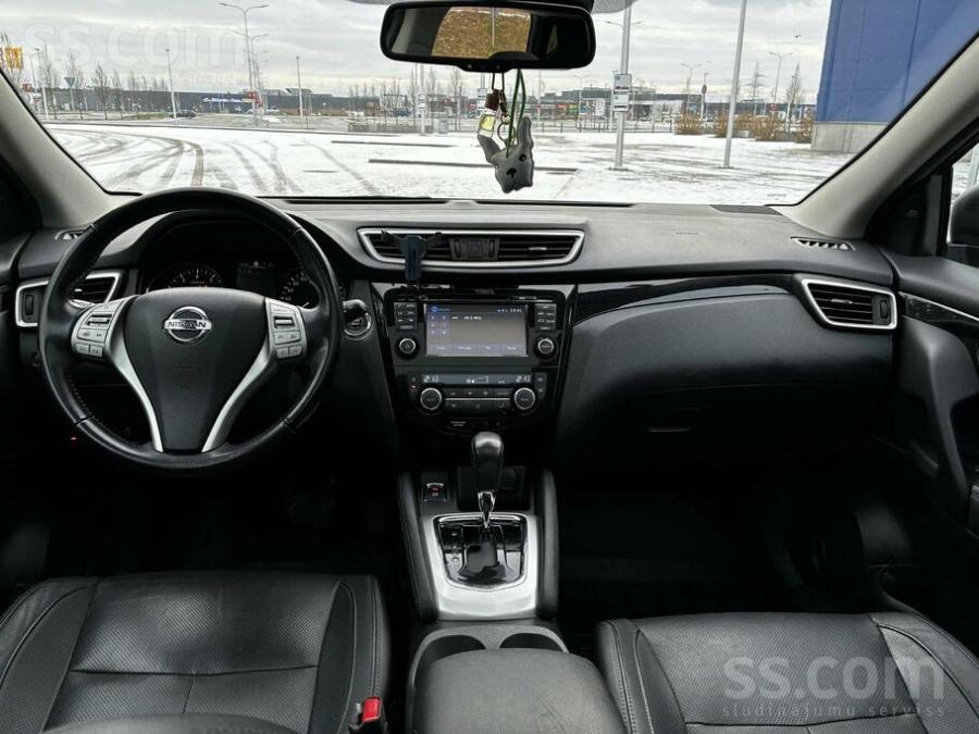 Red Nissan Qashqai 2016 in Riga, with an engine capacity of 1.20 L and mileage of 74 thousand km for 9500 €, photo 5 on AUTOMOTO.COM.LV
