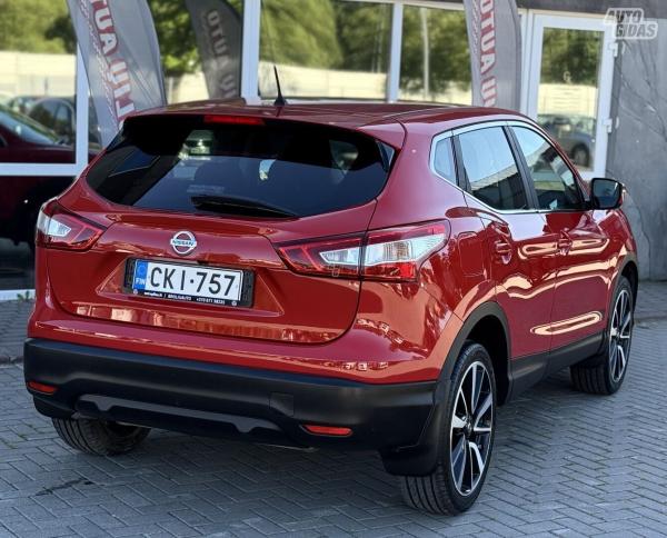 Red Nissan Qashqai 2016 in Radviliskis, with an engine capacity of 1.20 L and mileage of 131 thousand km for 8200 €, photo 9 on AUTOMOTO.COM.LV