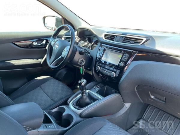 Red Nissan Qashqai 2016 in Riga, with an engine capacity of 1.20 L and mileage of 145 thousand km for 8490 €, photo 6 on AUTOMOTO.COM.LV