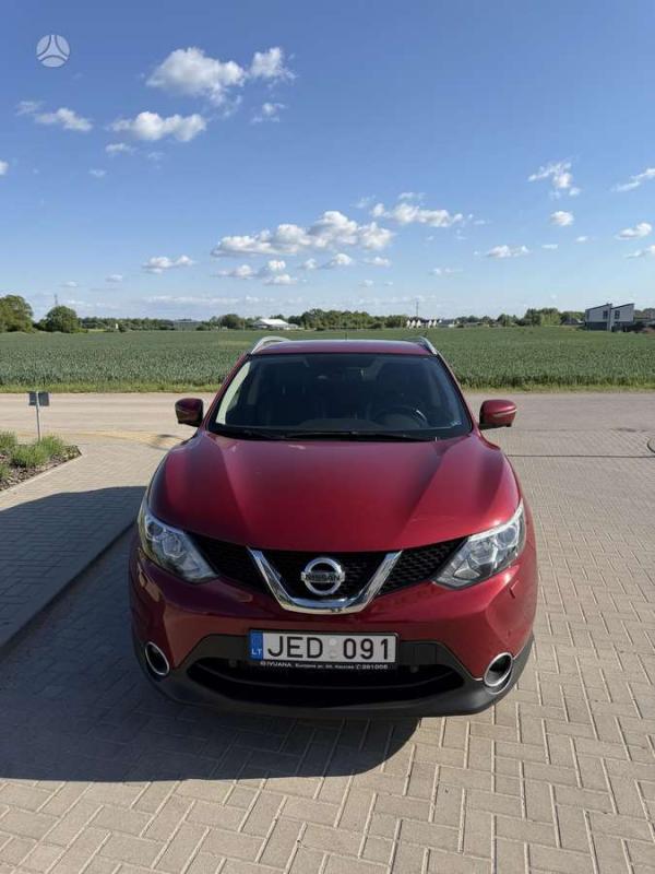 Red Nissan Qashqai 2016 in Kaunas, with an engine capacity of 1.20 L and mileage of 140 thousand km for 9400 €, photo 3 on AUTOMOTO.COM.LV