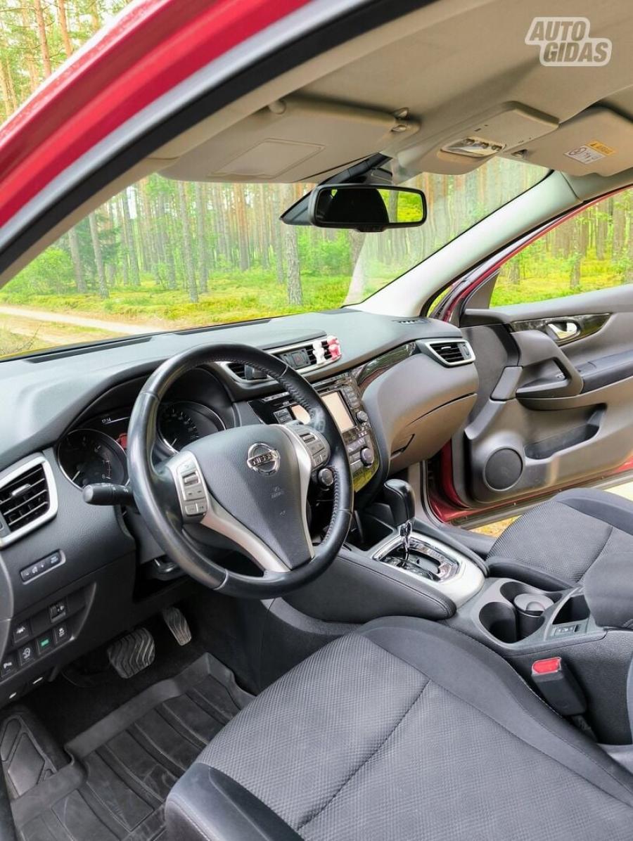 Red Nissan Qashqai 2016 in Vilnius, with an engine capacity of 1.20 L and mileage of 178 thousand km for 8500 €, photo 4 on AUTOMOTO.COM.LV