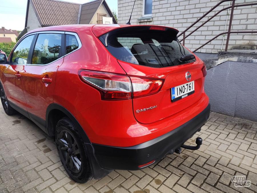 Red Nissan Qashqai 2016 in Telschi, with an engine capacity of 1.20 L and mileage of 107 thousand km for 6500 €, photo 6 on AUTOMOTO.COM.LV