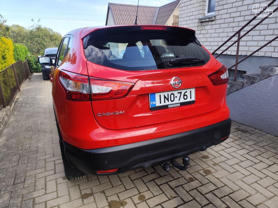 Red Nissan Qashqai 2016 in Telschi, with an engine capacity of 1.20 L and mileage of 107 thousand km for 6500 €, photo 7 on AUTOMOTO.COM.LV