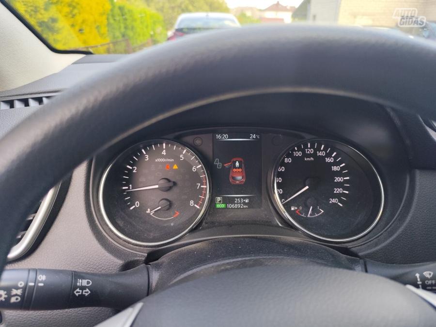 Red Nissan Qashqai 2016 in Telschi, with an engine capacity of 1.20 L and mileage of 107 thousand km for 6500 €, photo 12 on AUTOMOTO.COM.LV