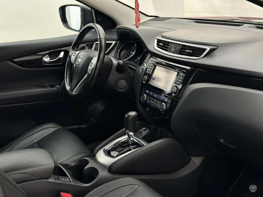 Red Nissan Qashqai 2017 in Vilnius, with an engine capacity of 1.20 L and mileage of 202 thousand km for 9490 €, photo 13 on AUTOMOTO.COM.LV