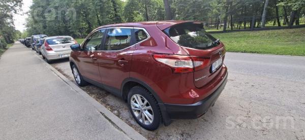 Red Nissan Qashqai 2017 in Riga, with an engine capacity of 1.20 L and mileage of 145 thousand km for 7400 €, photo 2 on AUTOMOTO.COM.LV