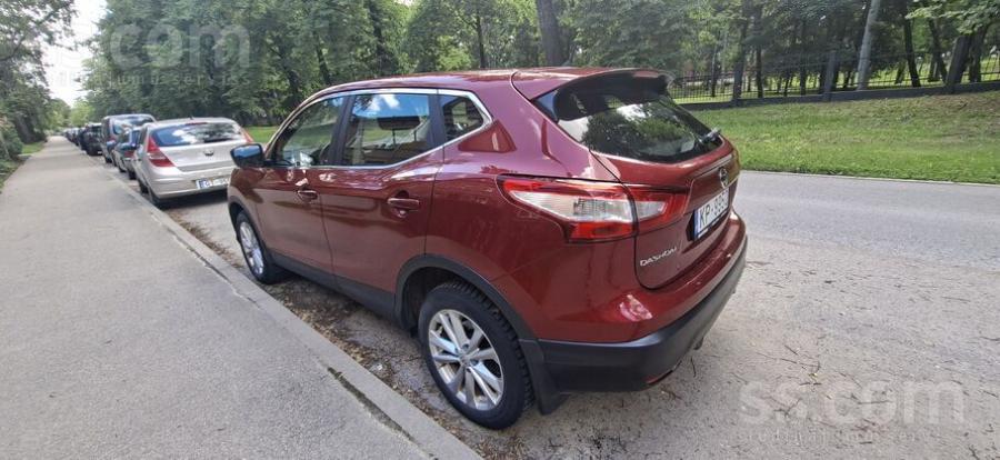 Red Nissan Qashqai 2017 in Riga, with an engine capacity of 1.20 L and mileage of 145 thousand km for 7400 €, photo 3 on AUTOMOTO.COM.LV