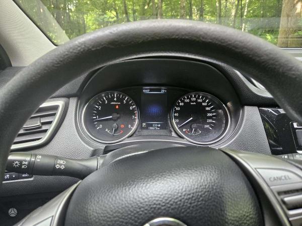 Red Nissan Qashqai 2017 in Vilnius, with an engine capacity of 1.20 L and mileage of 139 thousand km for 8000 €, photo 4 on AUTOMOTO.COM.LV