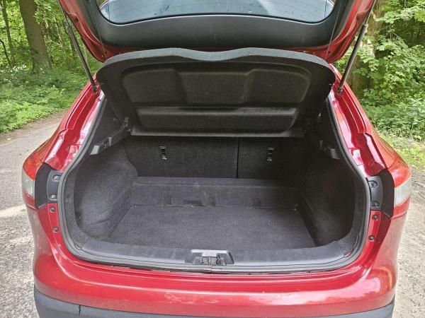 Red Nissan Qashqai 2017 in Vilnius, with an engine capacity of 1.20 L and mileage of 139 thousand km for 8000 €, photo 6 on AUTOMOTO.COM.LV