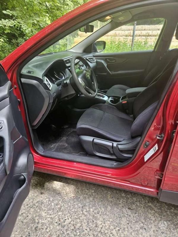 Red Nissan Qashqai 2017 in Vilnius, with an engine capacity of 1.20 L and mileage of 139 thousand km for 8000 €, photo 8 on AUTOMOTO.COM.LV