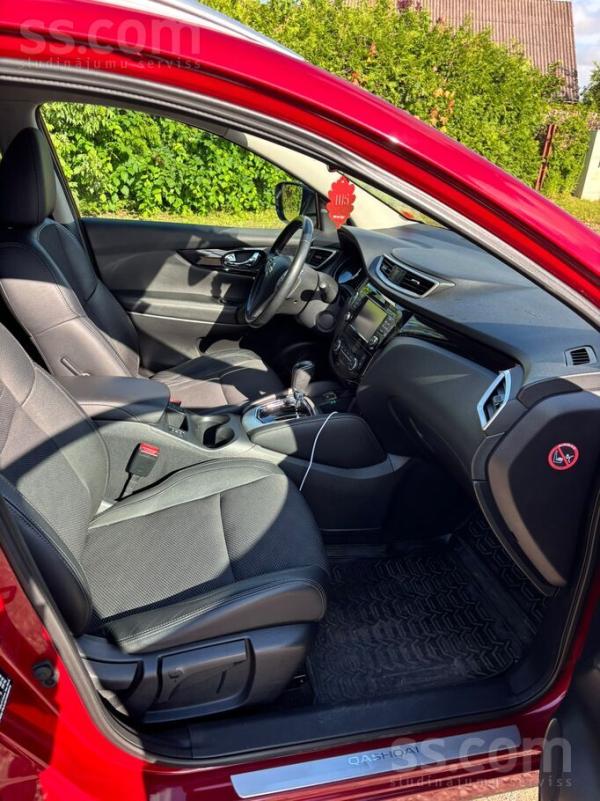 Red Nissan Qashqai 2017 in Preili, with an engine capacity of 1.20 L and mileage of 103 thousand km for 9800 €, photo 3 on AUTOMOTO.COM.LV