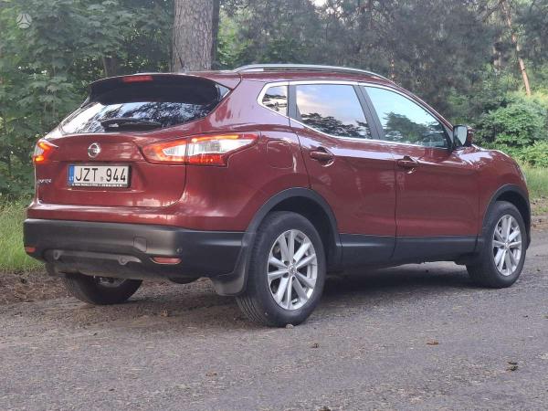 Red Nissan Qashqai 2017 in Vilnius, with an engine capacity of 1.20 L and mileage of 113 thousand km for 11400 €, photo 5 on AUTOMOTO.COM.LV
