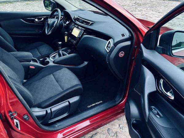 Red Nissan Qashqai 2017 in Telschi, with an engine capacity of 1.20 L and mileage of 125 thousand km for 7654 €, photo 5 on AUTOMOTO.COM.LV