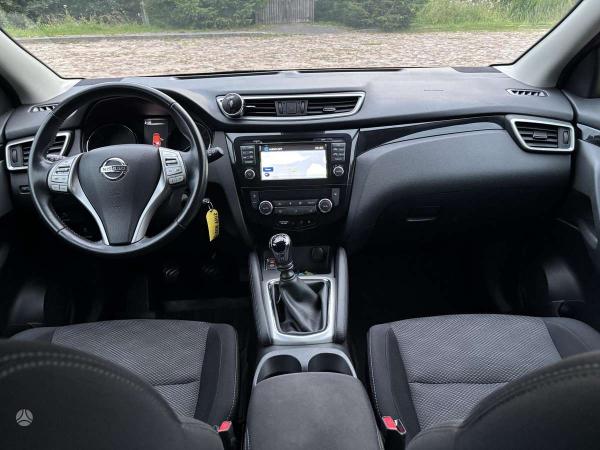 Red Nissan Qashqai 2017 in Telschi, with an engine capacity of 1.20 L and mileage of 125 thousand km for 7654 €, photo 6 on AUTOMOTO.COM.LV