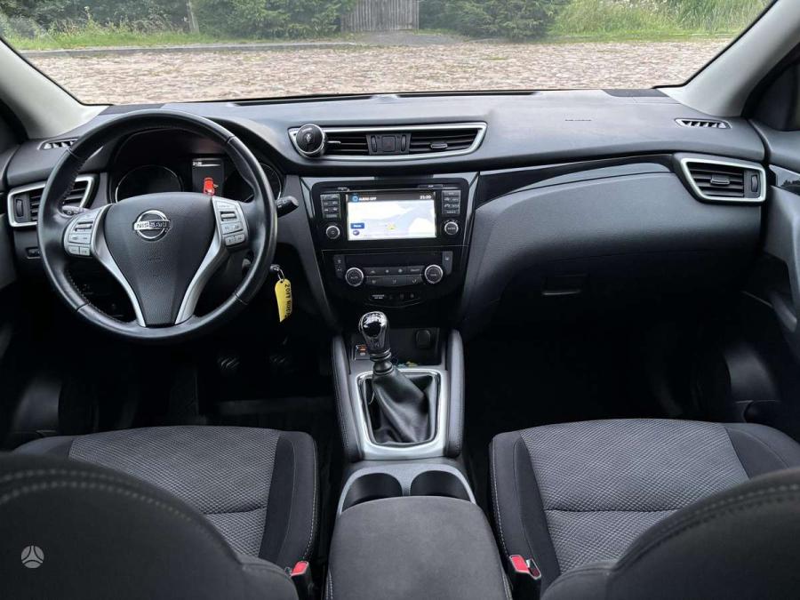Red Nissan Qashqai 2017 in Telschi, with an engine capacity of 1.20 L and mileage of 125 thousand km for 7654 €, photo 6 on AUTOMOTO.COM.LV