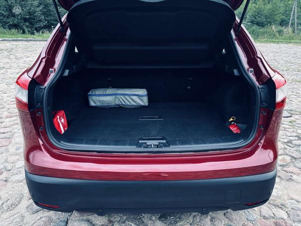 Red Nissan Qashqai 2017 in Telschi, with an engine capacity of 1.20 L and mileage of 125 thousand km for 7654 €, photo 10 on AUTOMOTO.COM.LV