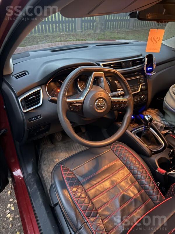 Red Nissan Qashqai 2017 in Jekabpils, with an engine capacity of 1.60 L and mileage of 80 thousand km for 11500 €, photo 4 on AUTOMOTO.COM.LV