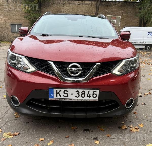 Red Nissan Qashqai 2017 in Riga, with an engine capacity of 1.60 L and mileage of 73 thousand km for 12800 €, photo 1 on AUTOMOTO.COM.LV