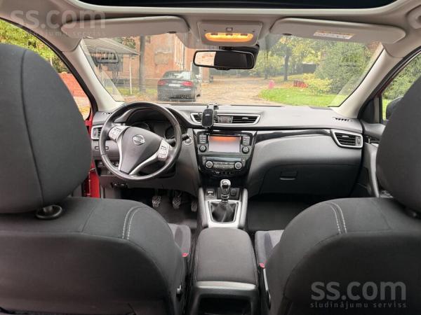 Red Nissan Qashqai 2017 in Riga, with an engine capacity of 1.60 L and mileage of 73 thousand km for 12800 €, photo 8 on AUTOMOTO.COM.LV