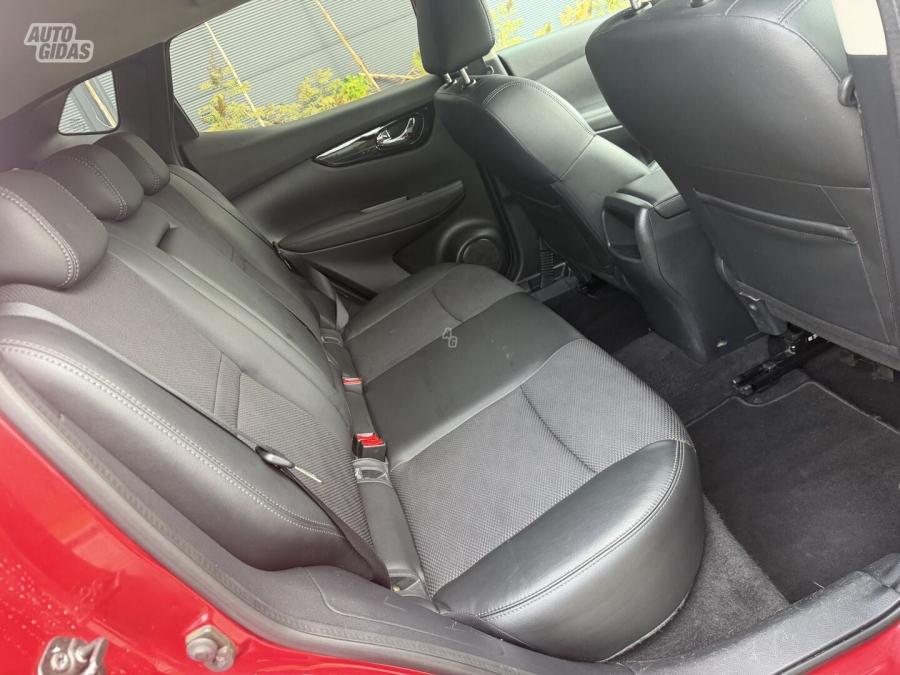 Red Nissan Qashqai 2017 in Vilnius, with an engine capacity of 1.20 L and mileage of 90 thousand km for 9999 €, photo 28 on AUTOMOTO.COM.LV