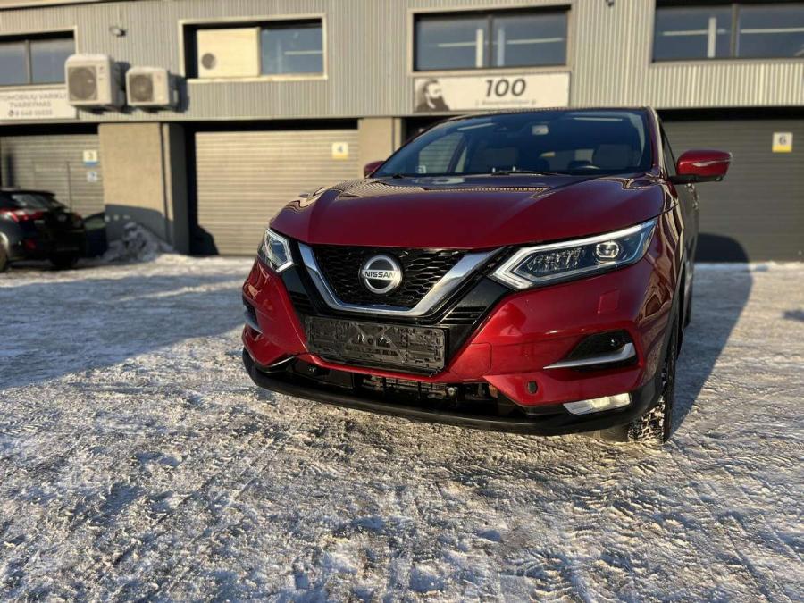 Red Nissan Qashqai 2018 in Siauliai, with an engine capacity of 1.20 L and mileage of 190 thousand km for 9650 €, photo 2 on AUTOMOTO.COM.LV