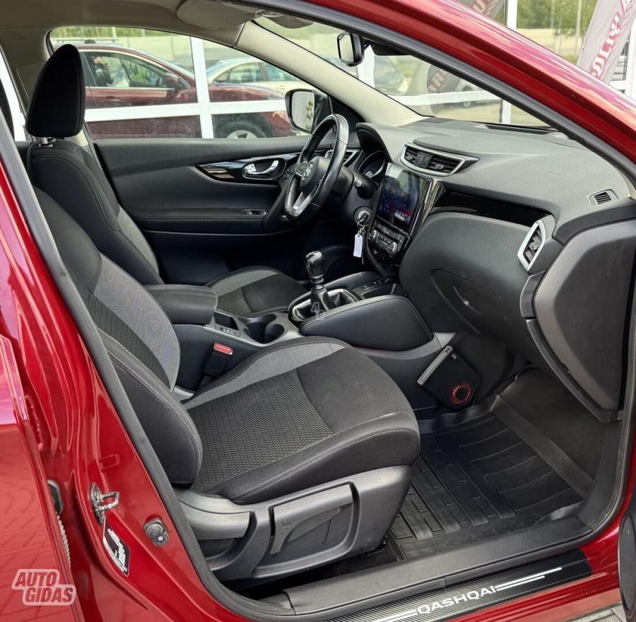 Red Nissan Qashqai 2018 in Radviliskis, with an engine capacity of 1.20 L and mileage of 210 thousand km for 10950 €, photo 19 on AUTOMOTO.COM.LV