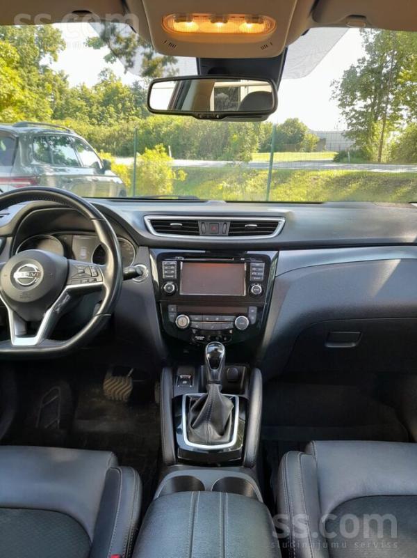 Red Nissan Qashqai 2018 in Jelgava, with an engine capacity of 1.60 L and mileage of 210 thousand km for 8000 €, photo 8 on AUTOMOTO.COM.LV