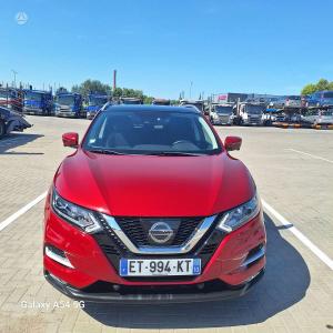 Red Nissan Qashqai 2018 in Taurage, with an engine capacity of 1.60 L and mileage of 186 thousand km for 10999 €, photo 3 on AUTOMOTO.COM.LV
