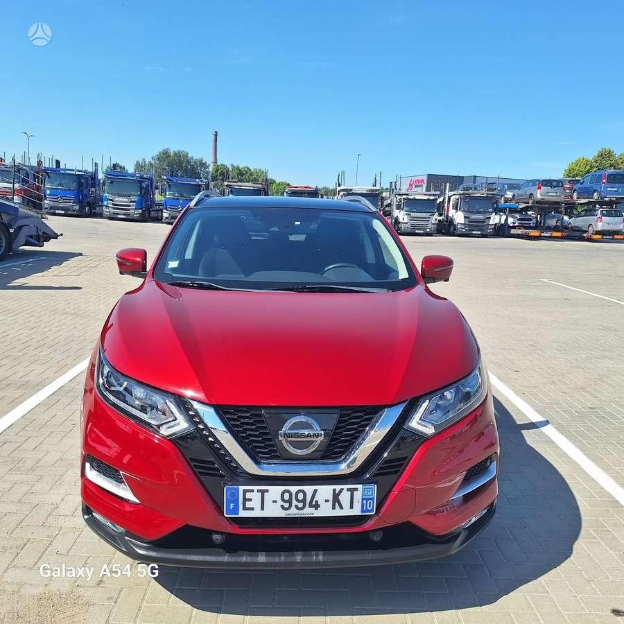 Red Nissan Qashqai 2018 in Taurage, with an engine capacity of 1.60 L and mileage of 186 thousand km for 10999 €, photo 3 on AUTOMOTO.COM.LV