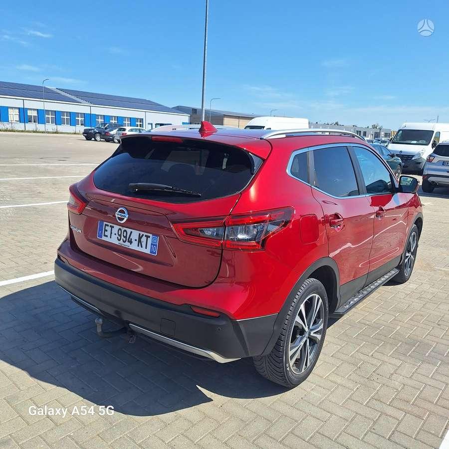 Red Nissan Qashqai 2018 in Taurage, with an engine capacity of 1.60 L and mileage of 186 thousand km for 10999 €, photo 5 on AUTOMOTO.COM.LV
