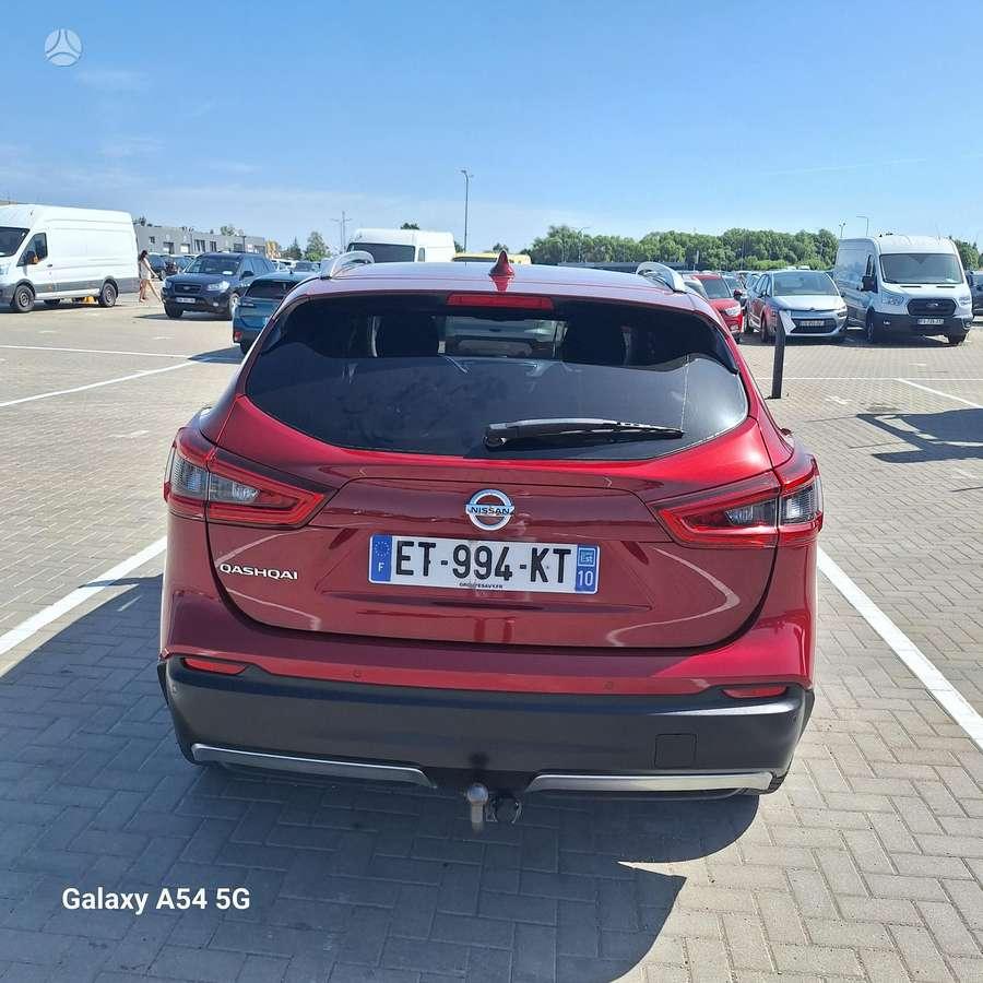 Red Nissan Qashqai 2018 in Taurage, with an engine capacity of 1.60 L and mileage of 186 thousand km for 10999 €, photo 6 on AUTOMOTO.COM.LV