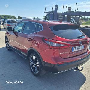 Red Nissan Qashqai 2018 in Taurage, with an engine capacity of 1.60 L and mileage of 186 thousand km for 10999 €, photo 7 on AUTOMOTO.COM.LV