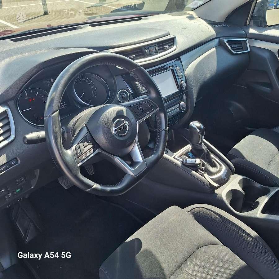 Red Nissan Qashqai 2018 in Taurage, with an engine capacity of 1.60 L and mileage of 186 thousand km for 10999 €, photo 8 on AUTOMOTO.COM.LV
