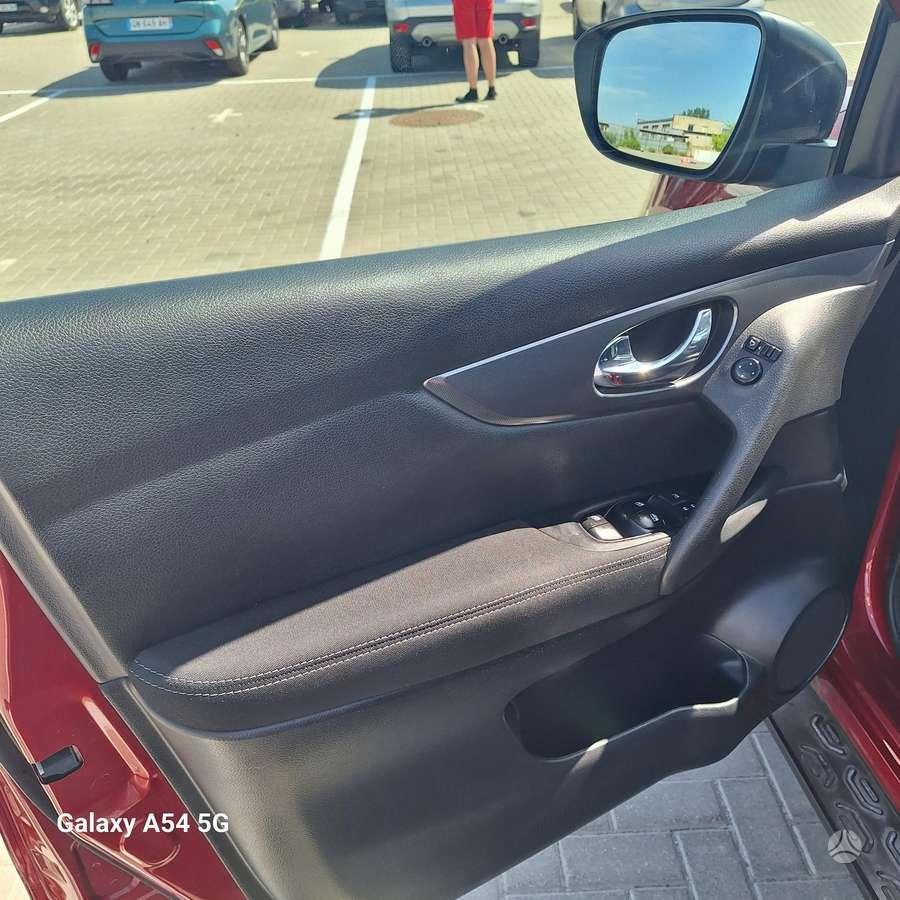 Red Nissan Qashqai 2018 in Taurage, with an engine capacity of 1.60 L and mileage of 186 thousand km for 10999 €, photo 9 on AUTOMOTO.COM.LV