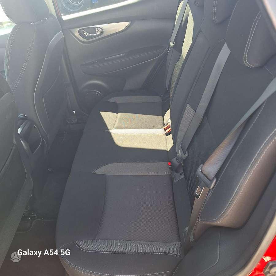 Red Nissan Qashqai 2018 in Taurage, with an engine capacity of 1.60 L and mileage of 186 thousand km for 10999 €, photo 11 on AUTOMOTO.COM.LV