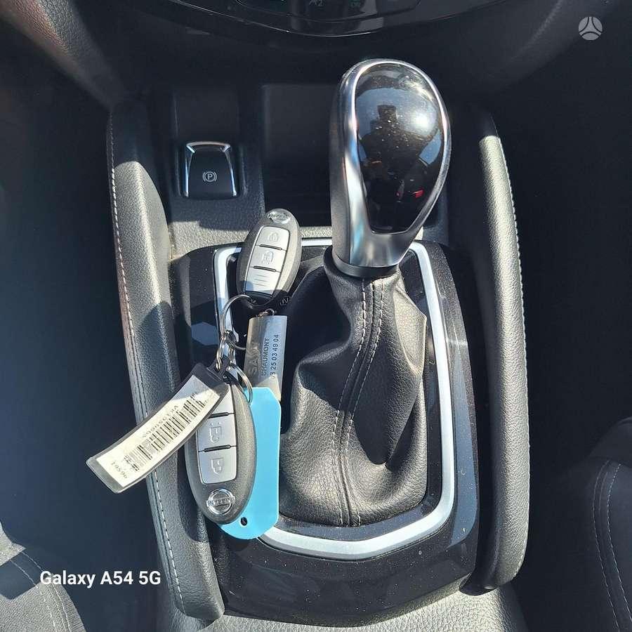 Red Nissan Qashqai 2018 in Taurage, with an engine capacity of 1.60 L and mileage of 186 thousand km for 10999 €, photo 13 on AUTOMOTO.COM.LV