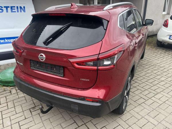 Red Nissan Qashqai 2018 in Sakiai, with an engine capacity of 1.20 L and mileage of 110 thousand km for 4999 €, photo 2 on AUTOMOTO.COM.LV