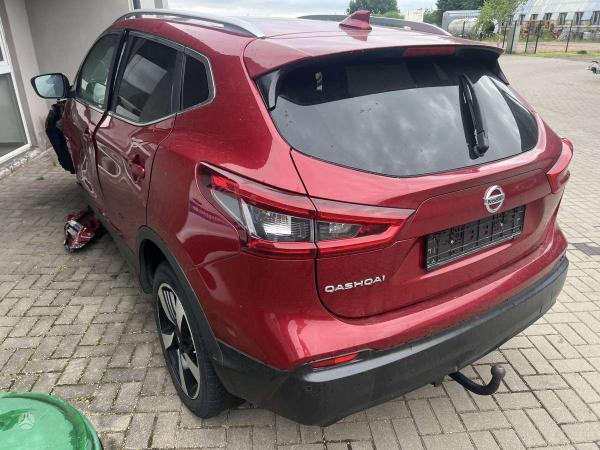 Red Nissan Qashqai 2018 in Sakiai, with an engine capacity of 1.20 L and mileage of 110 thousand km for 4999 €, photo 3 on AUTOMOTO.COM.LV