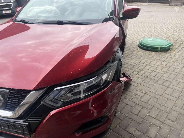 Red Nissan Qashqai 2018 in Sakiai, with an engine capacity of 1.20 L and mileage of 110 thousand km for 4999 €, photo 4 on AUTOMOTO.COM.LV