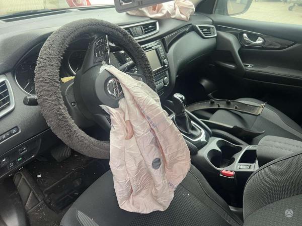 Red Nissan Qashqai 2018 in Sakiai, with an engine capacity of 1.20 L and mileage of 110 thousand km for 4999 €, photo 7 on AUTOMOTO.COM.LV