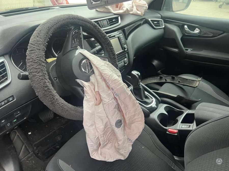 Sarkans Nissan Qashqai 2018 Šakiai, ar dzinēja tilpumu 1.20 L un nobraukumu 110 tūkst. km par 4999 €, foto 8 vietnē AUTOMOTO.COM.LV