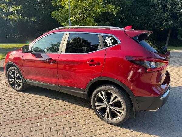 Red Nissan Qashqai 2018 in Taurage, with an engine capacity of 1.60 L and mileage of 194 thousand km for 11900 €, photo 6 on AUTOMOTO.COM.LV