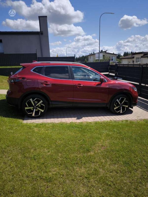 Red Nissan Qashqai 2018 in Vilnius, with an engine capacity of 1.60 L and mileage of 115 thousand km for 13000 €, photo 3 on AUTOMOTO.COM.LV