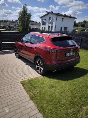 Red Nissan Qashqai 2018 in Vilnius, with an engine capacity of 1.60 L and mileage of 115 thousand km for 13000 €, photo 4 on AUTOMOTO.COM.LV
