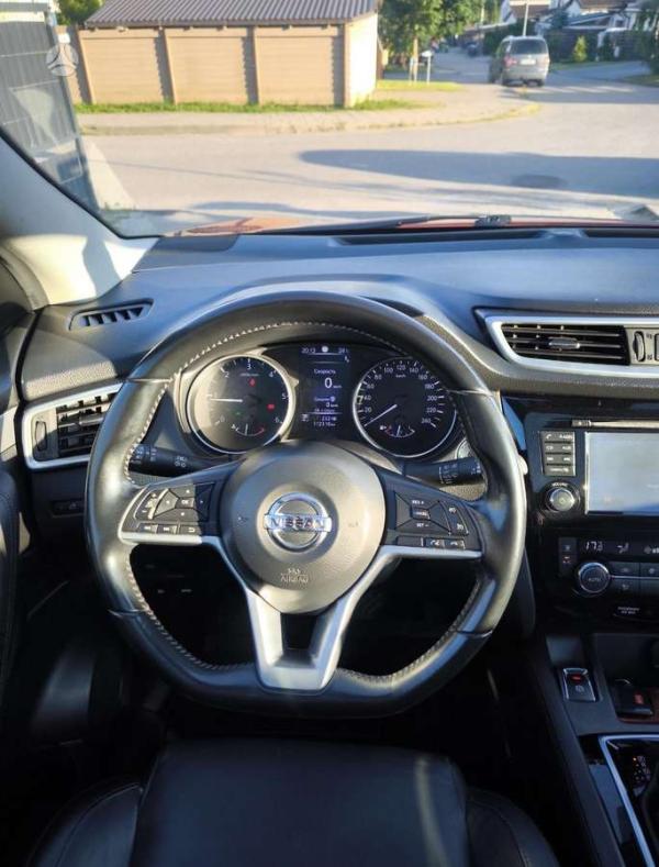Red Nissan Qashqai 2018 in Vilnius, with an engine capacity of 1.60 L and mileage of 115 thousand km for 13000 €, photo 11 on AUTOMOTO.COM.LV