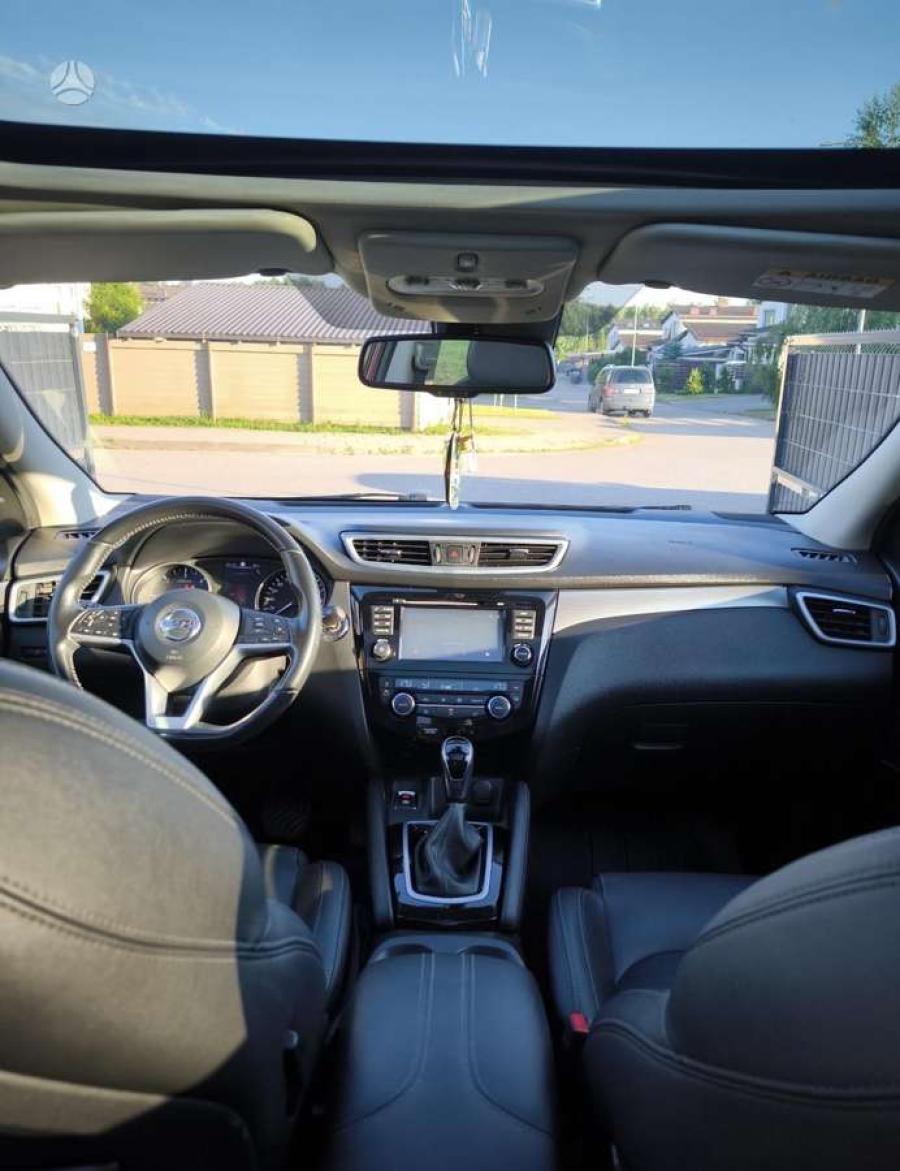 Red Nissan Qashqai 2018 in Vilnius, with an engine capacity of 1.60 L and mileage of 115 thousand km for 13000 €, photo 12 on AUTOMOTO.COM.LV